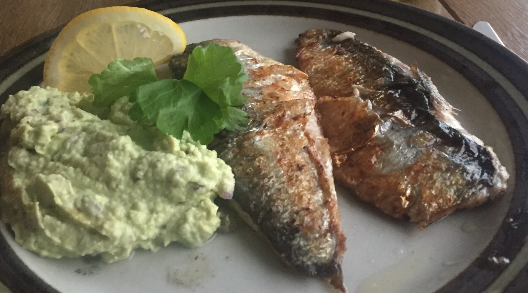 Stekt fersk sild på grill, med avokadopure | JONS MATBLOGG